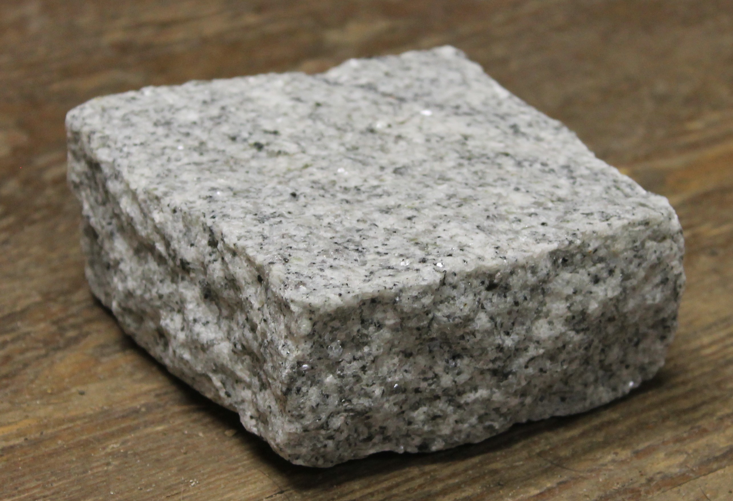100x100x50 granite sett silver grey - Kings Landscaping